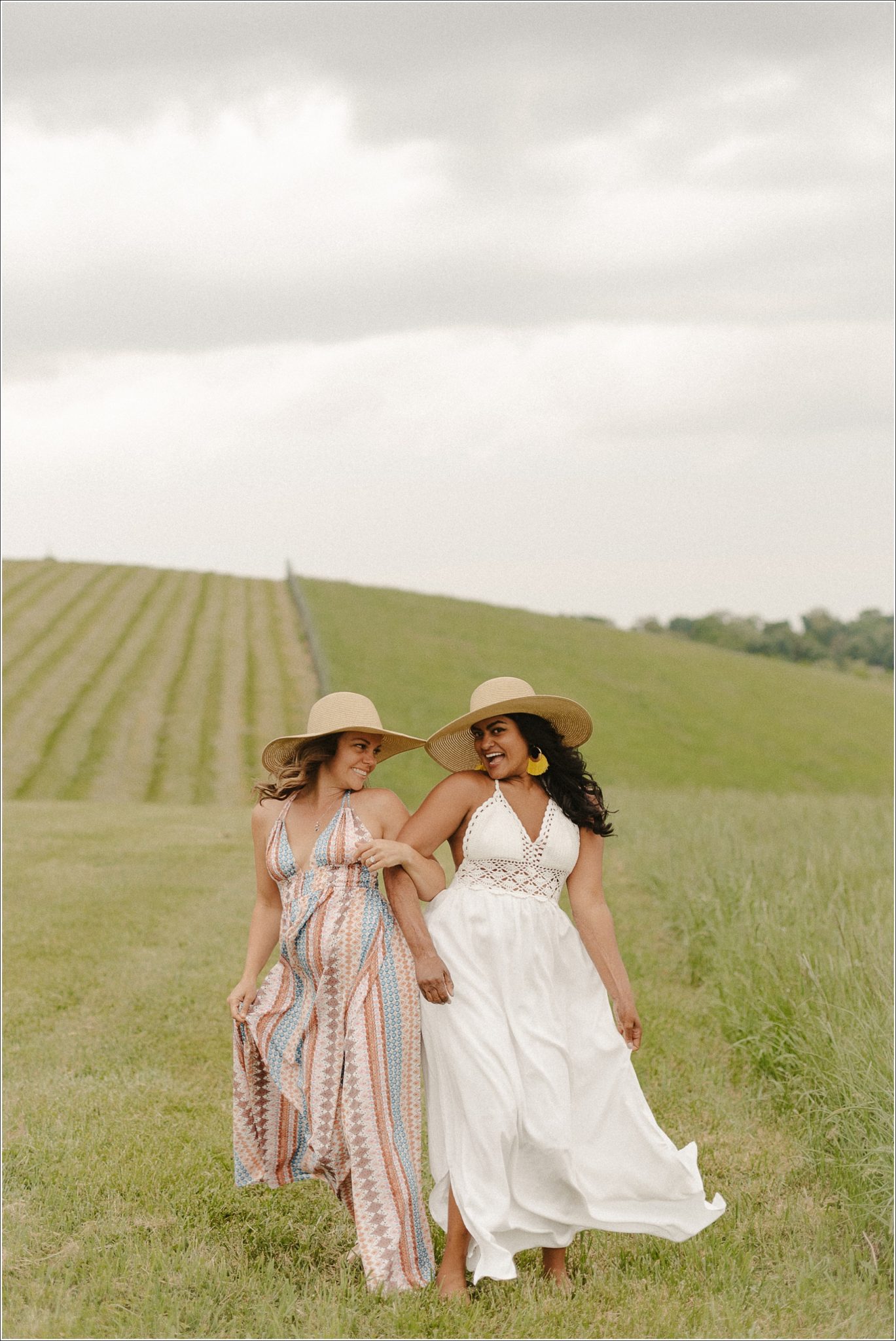 Linganore Winery Best Friends Photoshoot - sarahlaughlandphotography.com