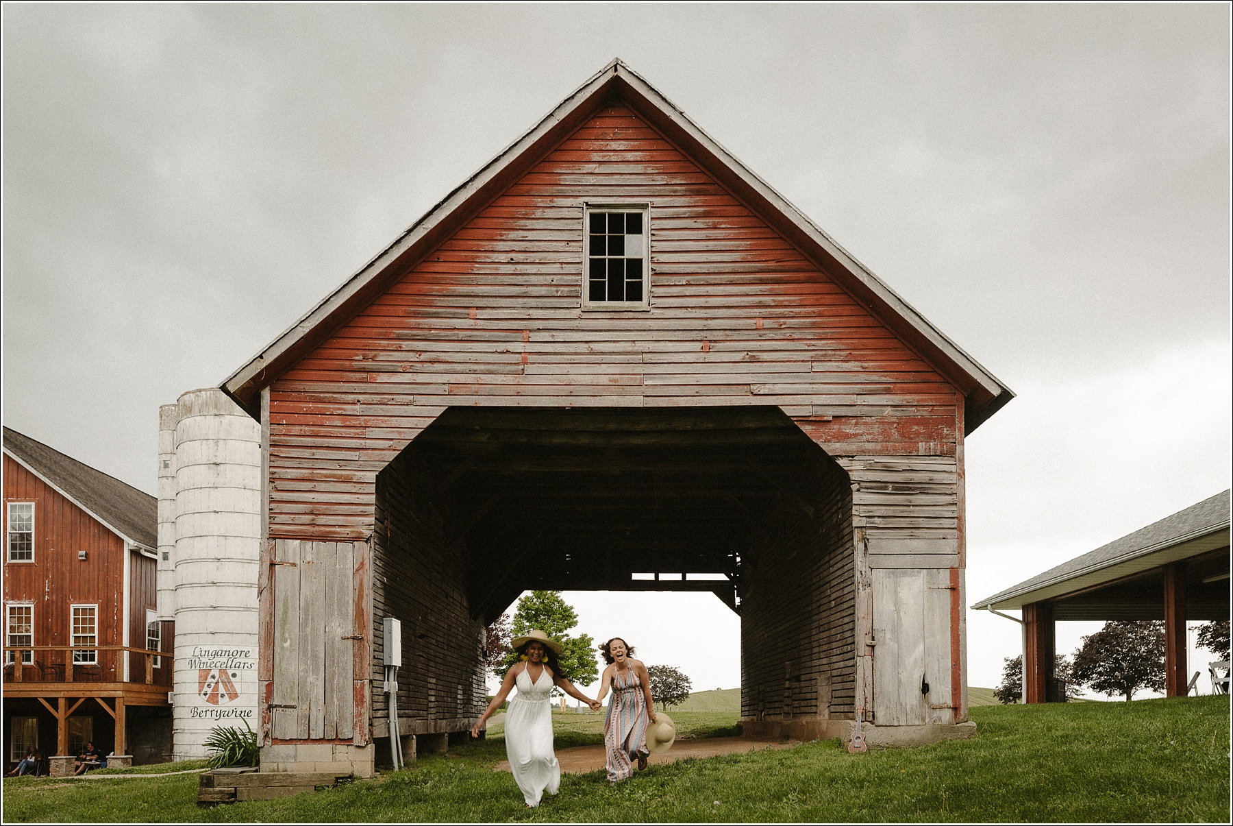 Linganore Winery Best Friends Photoshoot - sarahlaughlandphotography.com